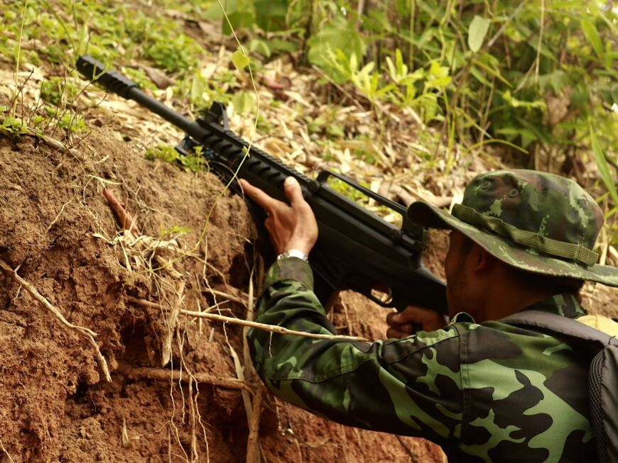 ကြာအင်း-တဂေး လမ်းမကြီးပေါ်တွင် နယ်မြေကျော်လာသည့် စစ်ကောင်စီတပ်နှင့် KNU ...